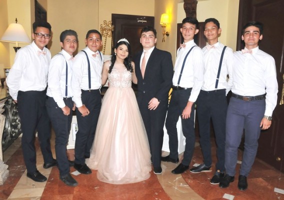 ¡Karla Sarahí es una bella quinceañera! - eldiario.hn