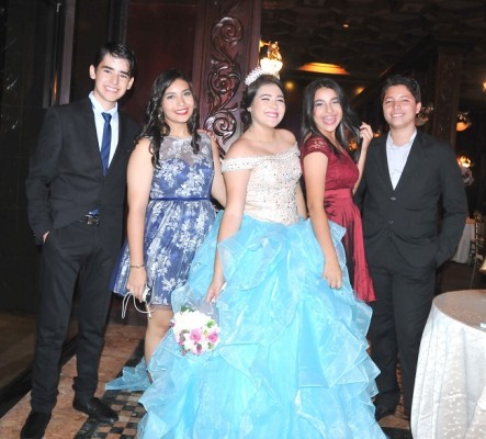 La inolvidable fiesta de XV años para Allyson - eldiario.hn