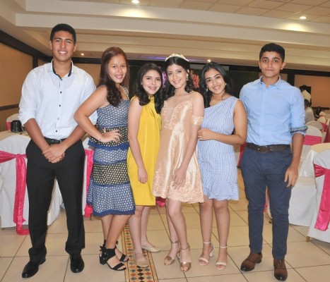 El jardín de Abby en sus 15 primaveras - eldiario.hn