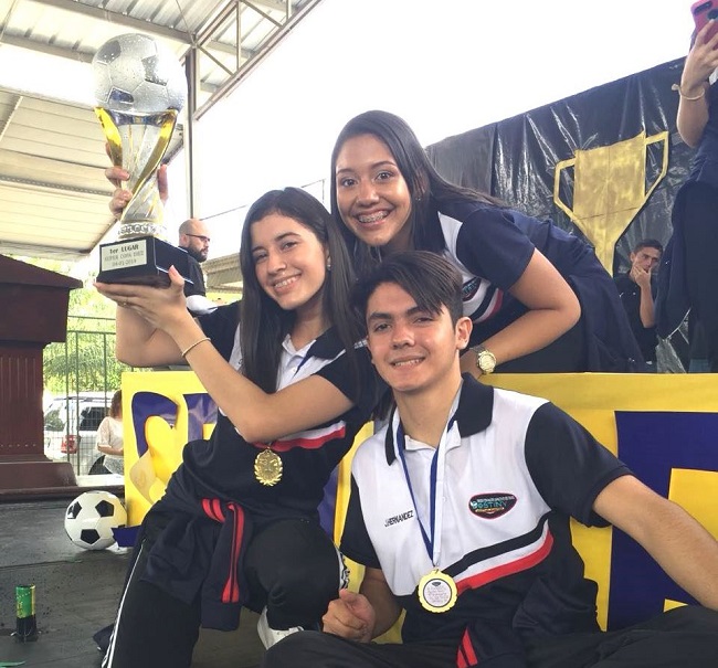 Entrada de “Champions” para los seniors de la Destiny Christian Academy ...