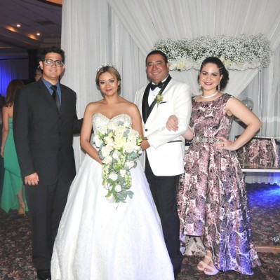 La boda de Danilo y Reyna…Un amor llevado a lo más alto - eldiario.hn
