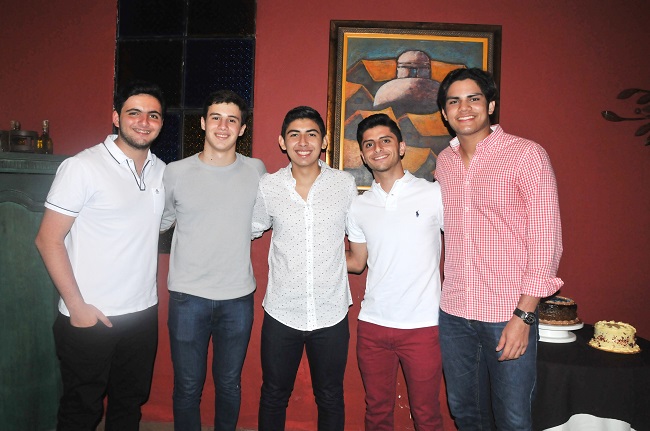 ¡Gabriel disfruta de su cumpleaños 18! - eldiario.hn