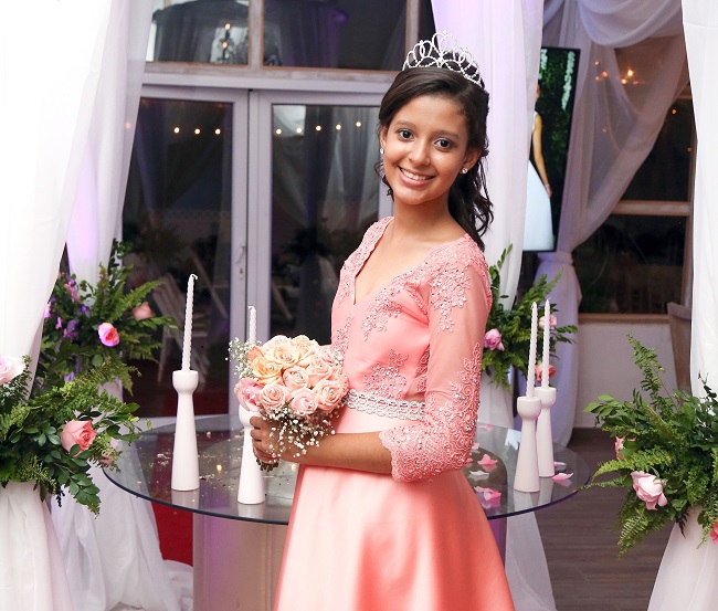 Alexa Mena celebró sus XV años ¡como la realeza! - eldiario.hn