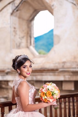 Al compás de sus emociones Lilian celebra sus XV años - eldiario.hn