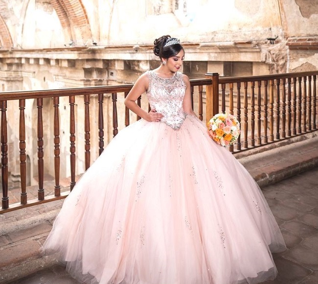 Al compás de sus emociones Lilian celebra sus XV años - eldiario.hn