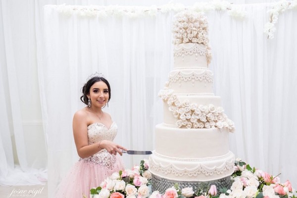 Al compás de sus emociones Lilian celebra sus XV años - eldiario.hn