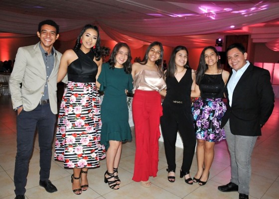 Valeria vibra de emoción en su fiesta de XV años - eldiario.hn