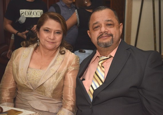 El “Sí, quiero” de Stephanie y Jonathan: una fiesta de inspiración ...