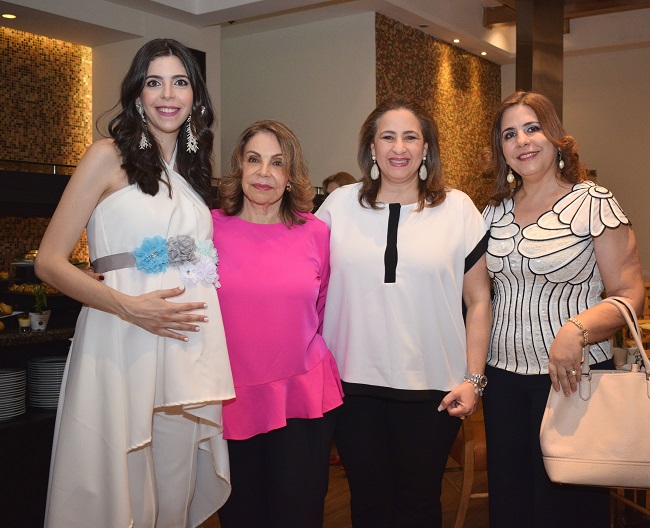 La belleza maternal de Andrea de Monterroso en su baby shower - eldiario.hn