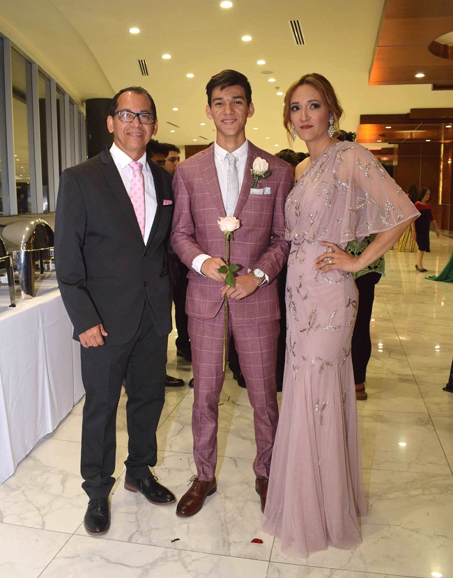 Elegancia y alegría en la noche veneciana de la Freedom high school ...