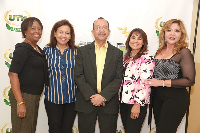 Al estilo de los 90´s se reúnen antiguos alumnos de la UTH - eldiario.hn