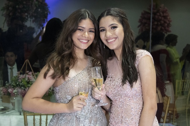 Danielle Marie y Michelle Alexandra celebran su graduación - eldiario.hn
