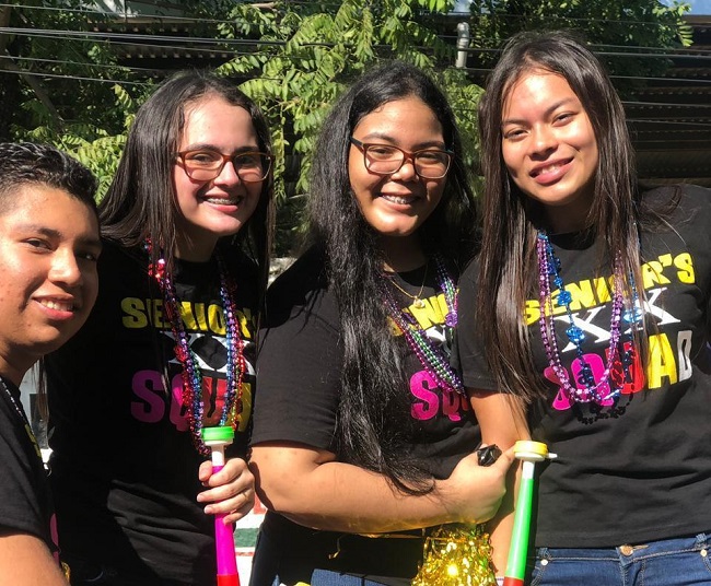 Seniors XX Squad del New Vision Institute en su entrada triunfal ...