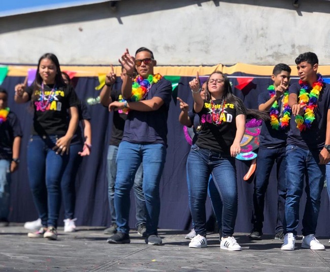 Seniors XX Squad del New Vision Institute en su entrada triunfal ...