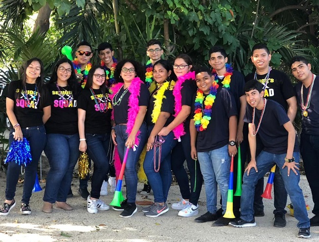 Seniors XX Squad del New Vision Institute en su entrada triunfal ...