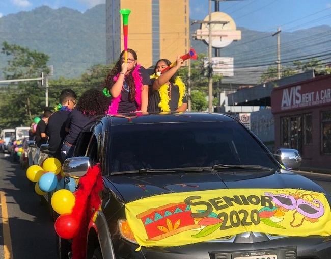 Seniors XX Squad del New Vision Institute en su entrada triunfal ...