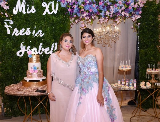 El Royal Garden de Fresia Isabella en sus 15 primaveras - eldiario.hn