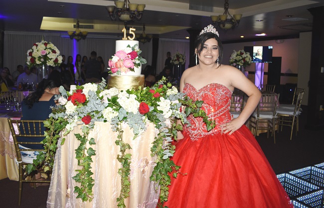 Primaveral debut de Victoria Isabel en sus 15 años - eldiario.hn