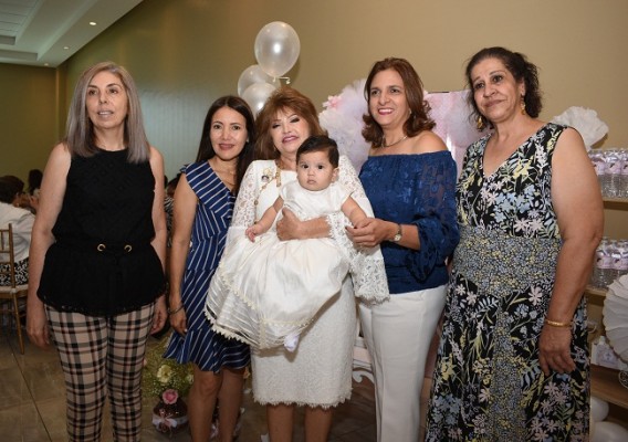 Isabella Victoria recibe las aguas bautismales - eldiario.hn