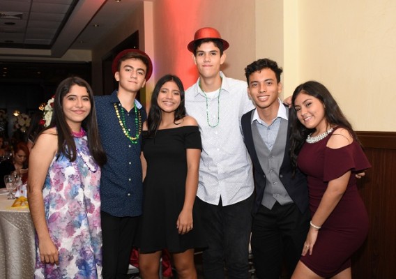 Rosas rojas para una radiante quinceañera - eldiario.hn
