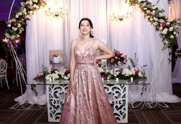 El glamour del rose gold en los XV años de Jennifer Abigail - eldiario.hn