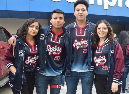 Seniors del Centro Cultural Sampedrano en su entrada triunfal - eldiario.hn