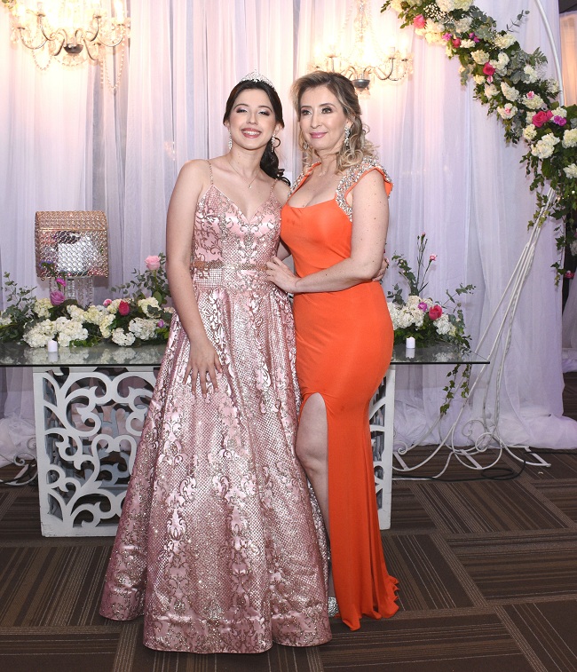 El glamour del rose gold en los XV años de Jennifer Abigail - eldiario.hn