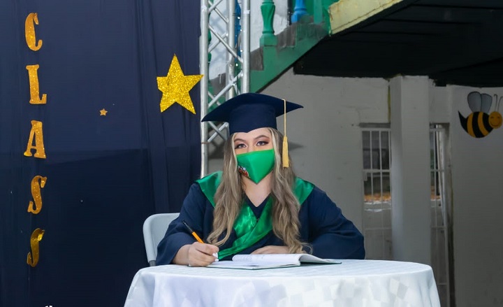 Festejo de graduación en honor Monserrath Flores Rodas - eldiario.hn