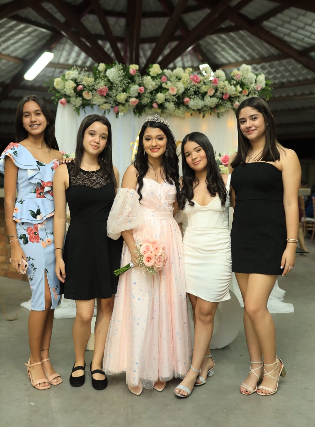 La noche mágica para Ana Marilyn Bustillo en sus XV años - eldiario.hn