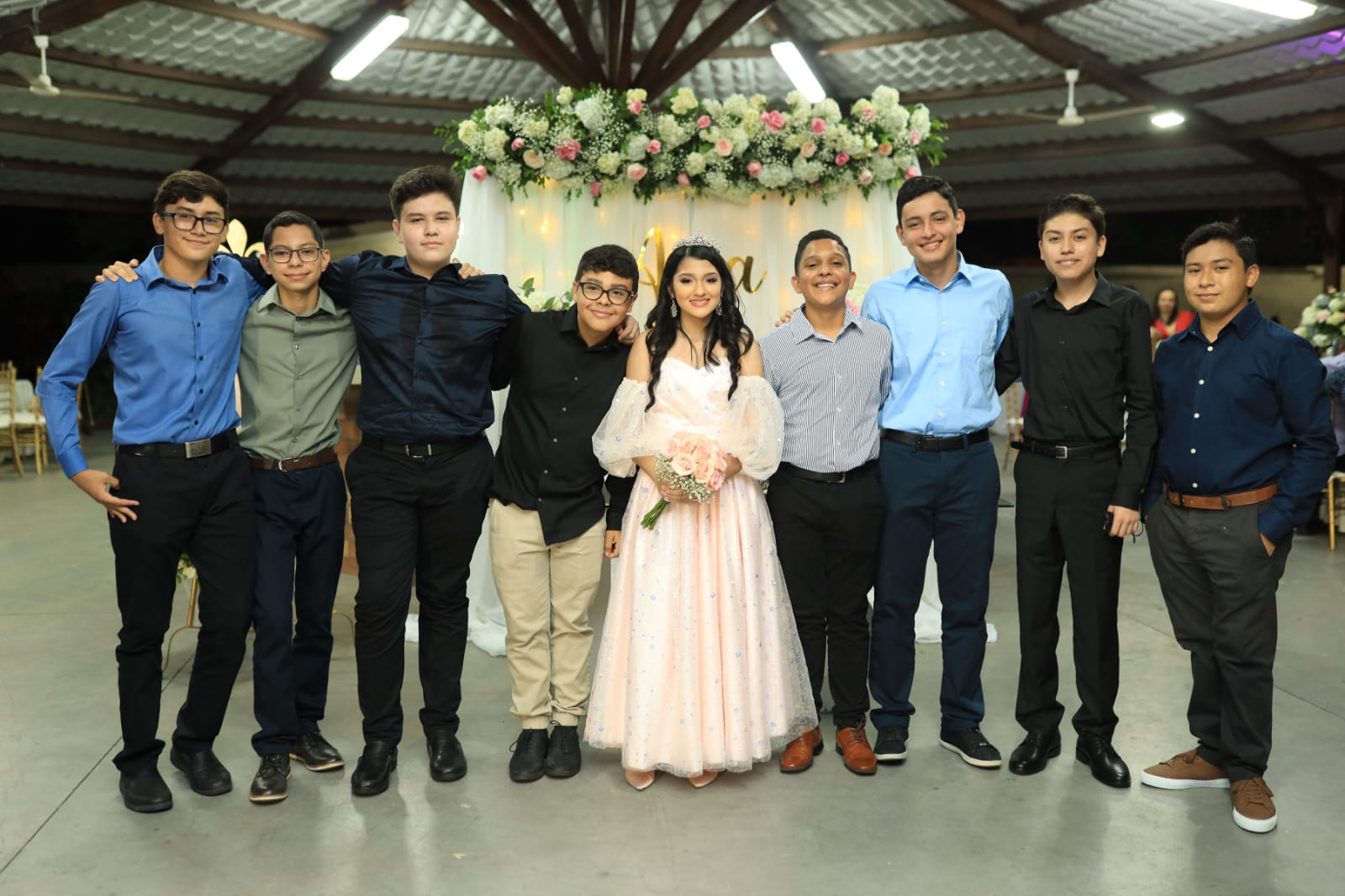 La noche mágica para Ana Marilyn Bustillo en sus XV años - eldiario.hn