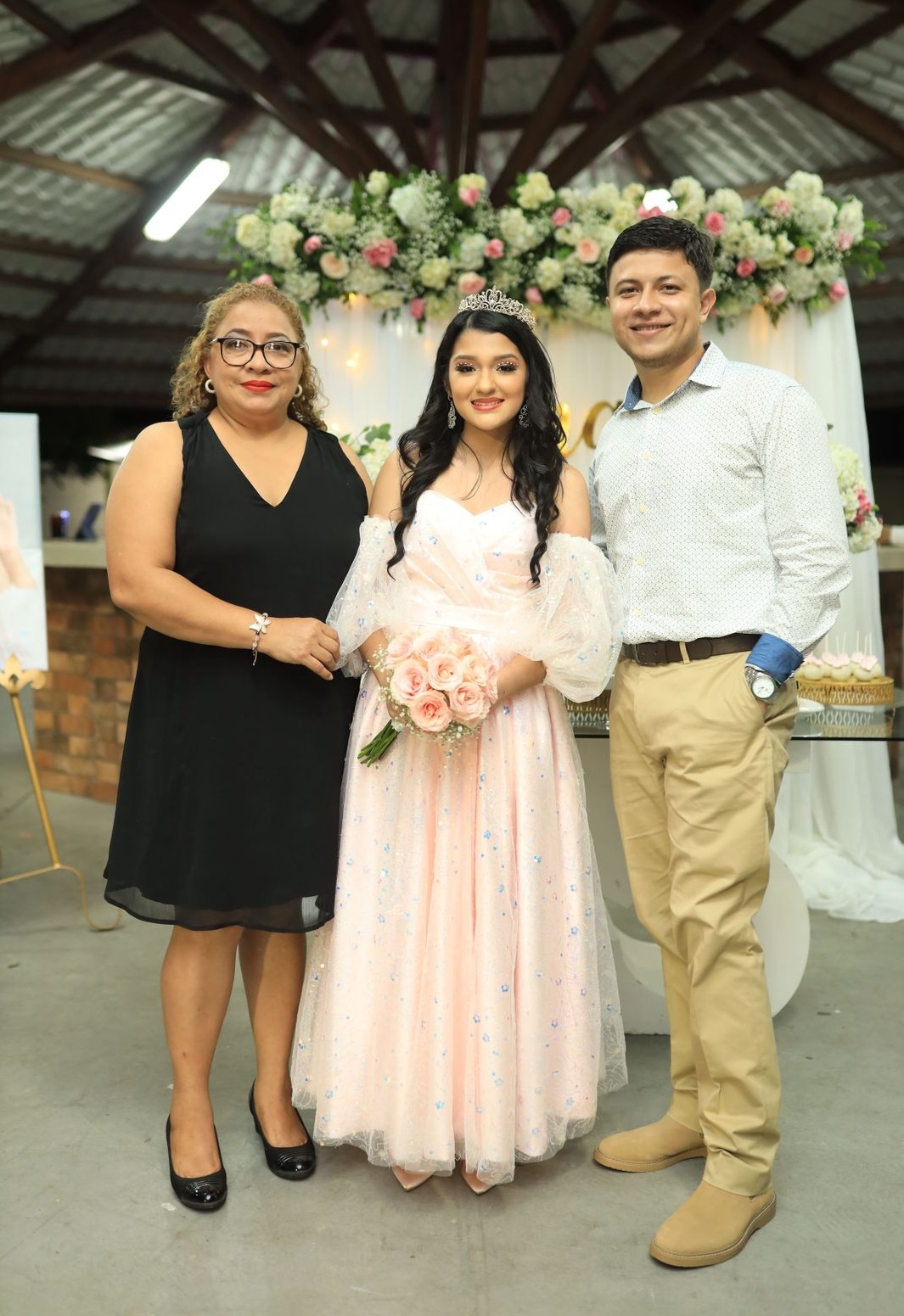 La noche mágica para Ana Marilyn Bustillo en sus XV años - eldiario.hn