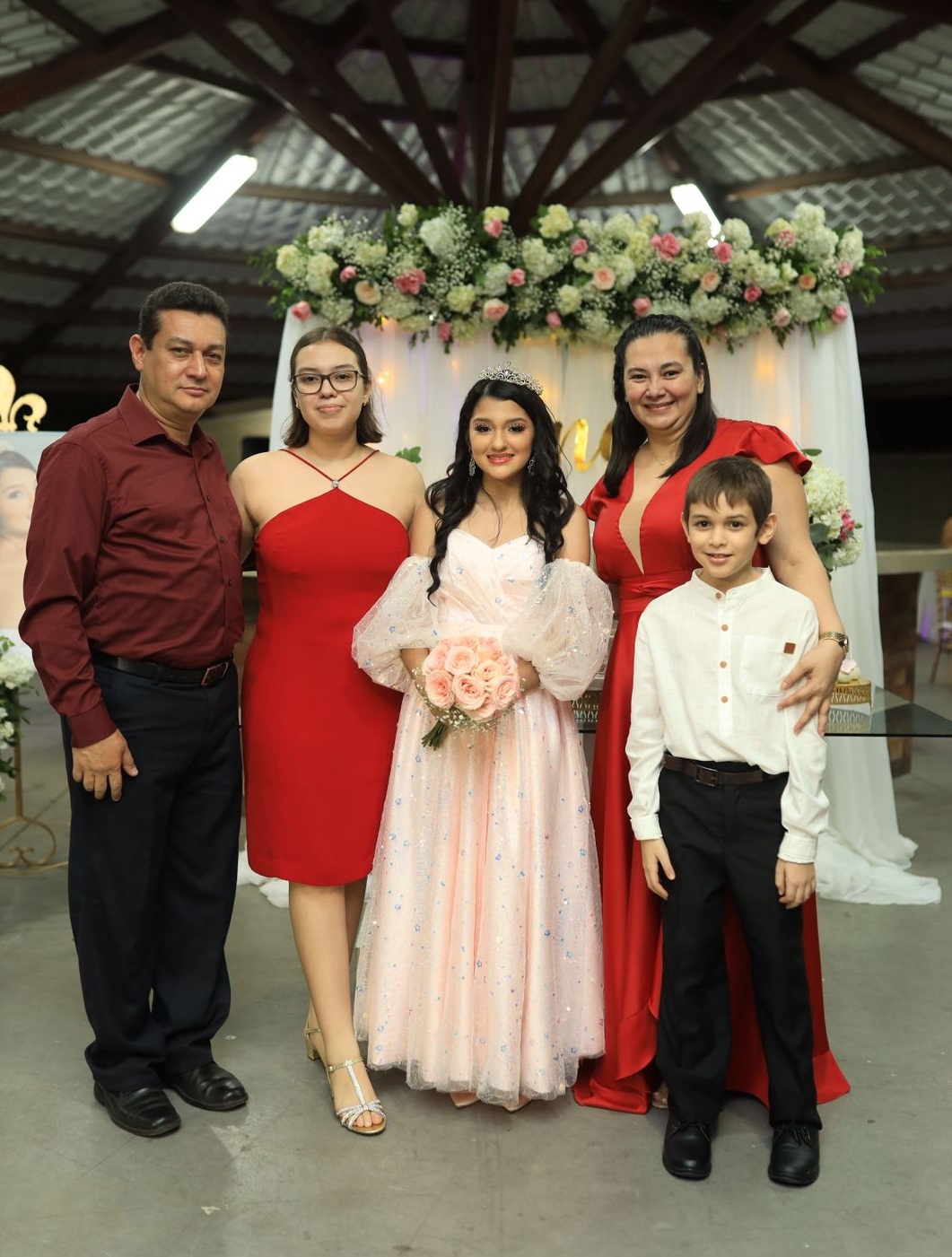 La noche mágica para Ana Marilyn Bustillo en sus XV años | eldiario.hn