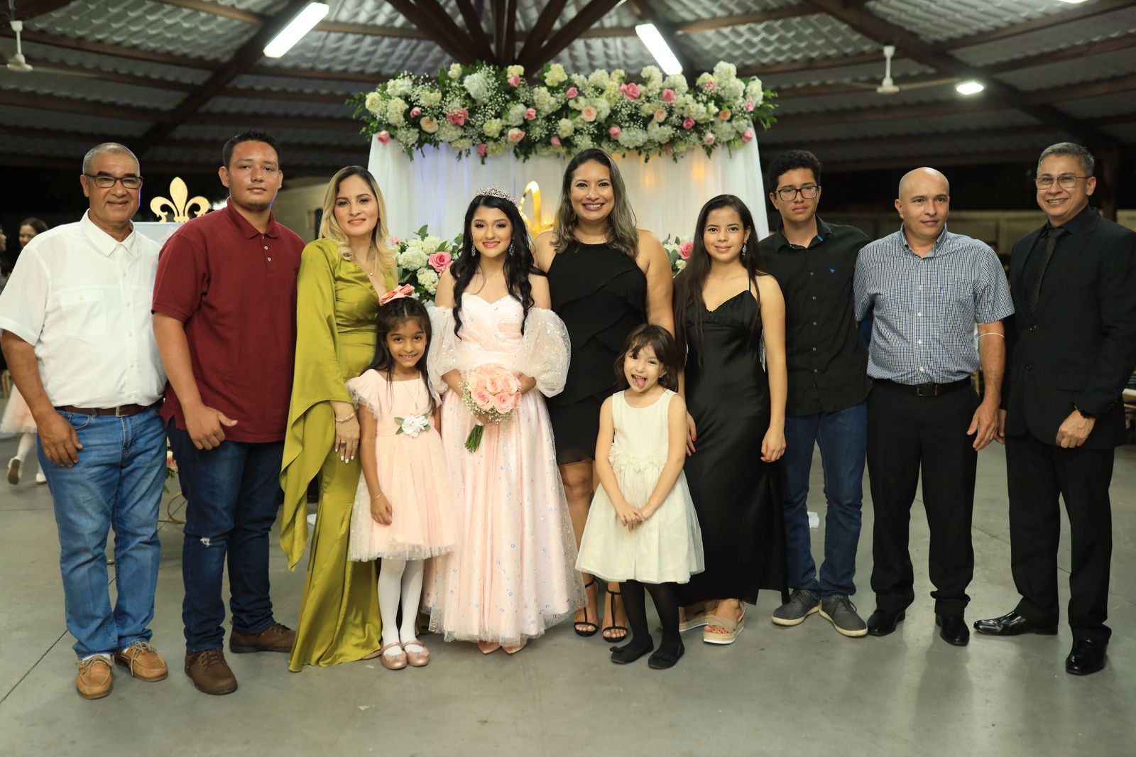 La noche mágica para Ana Marilyn Bustillo en sus XV años | eldiario.hn