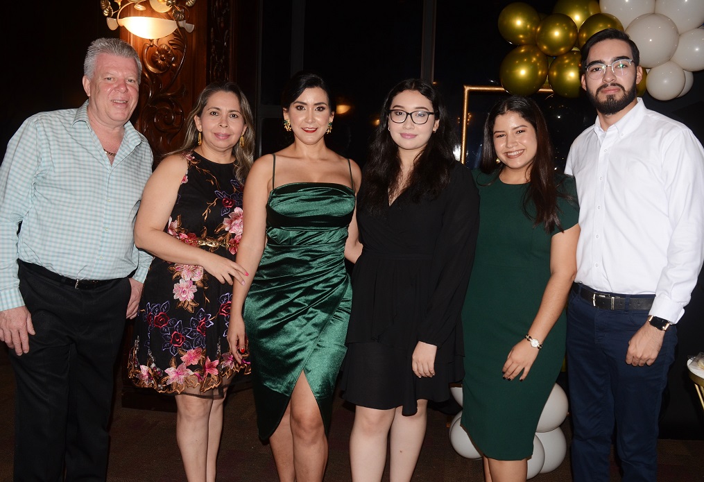 Fiesta de graduación en honor a Julissa Castellanos - eldiario.hn