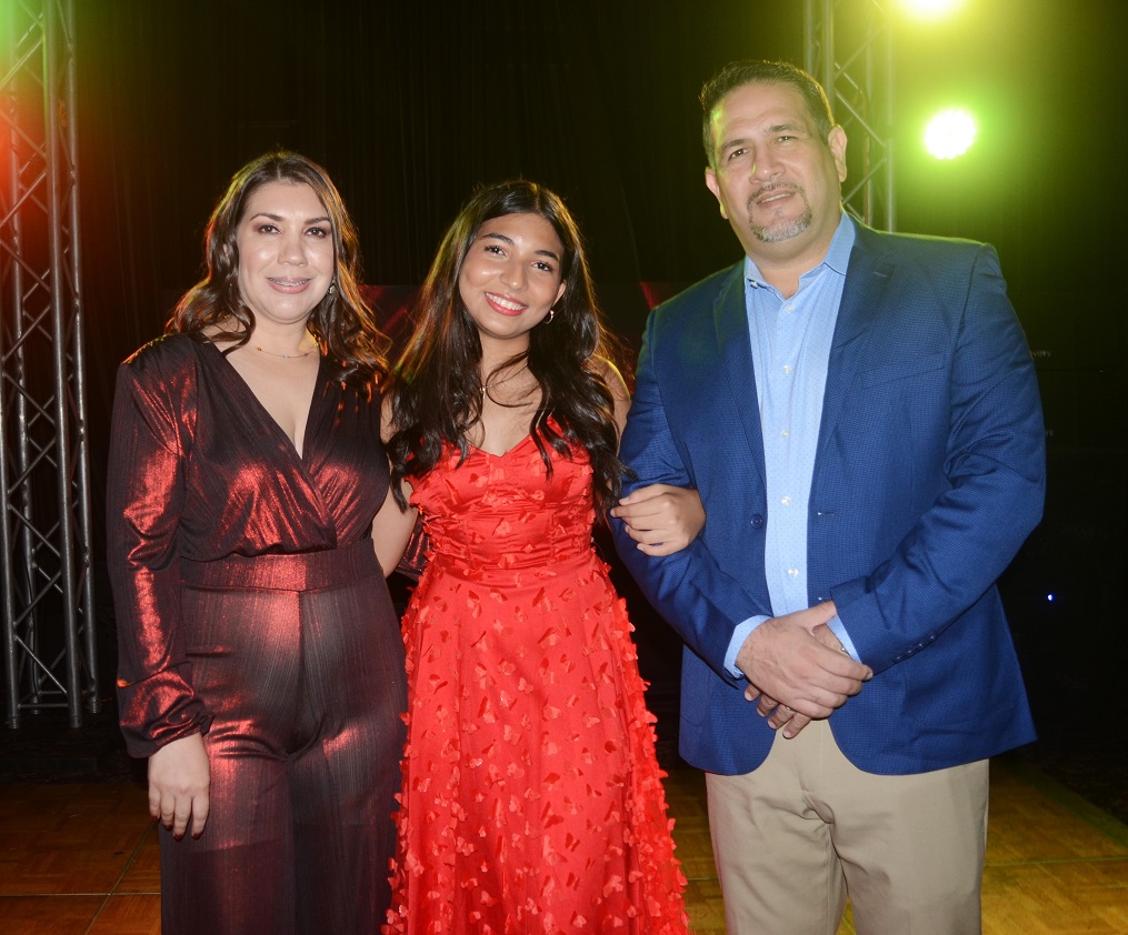 Alegre velada juvenil para la quinceañera Doris Handal - eldiario.hn