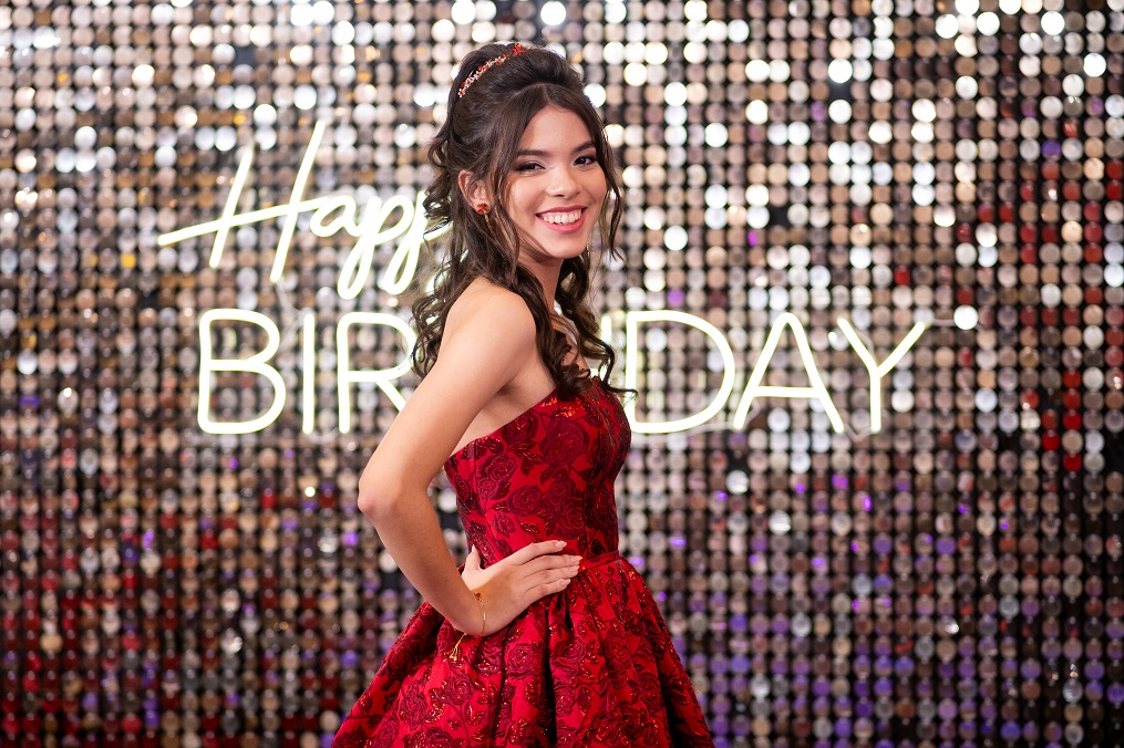 Mágica noche de debut social de Emily Nasser - eldiario.hn