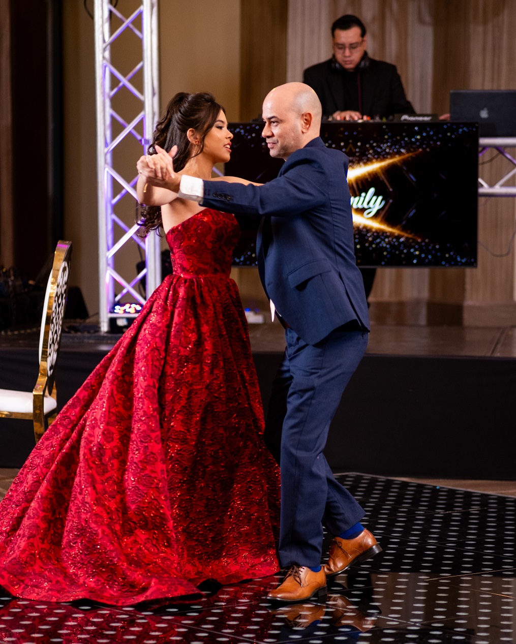 Mágica noche de debut social de Emily Nasser - eldiario.hn